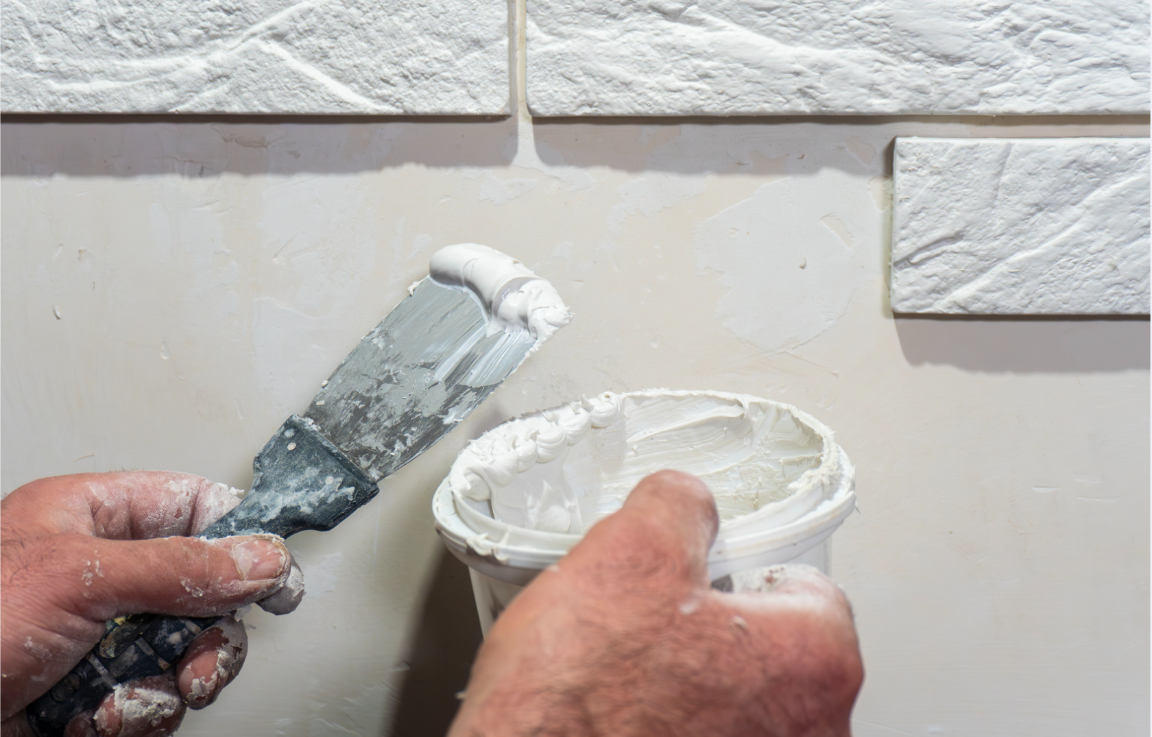 스킴코트 vs. 벽 퍼티: 완벽한 벽 마감을 위한 필수 가이드